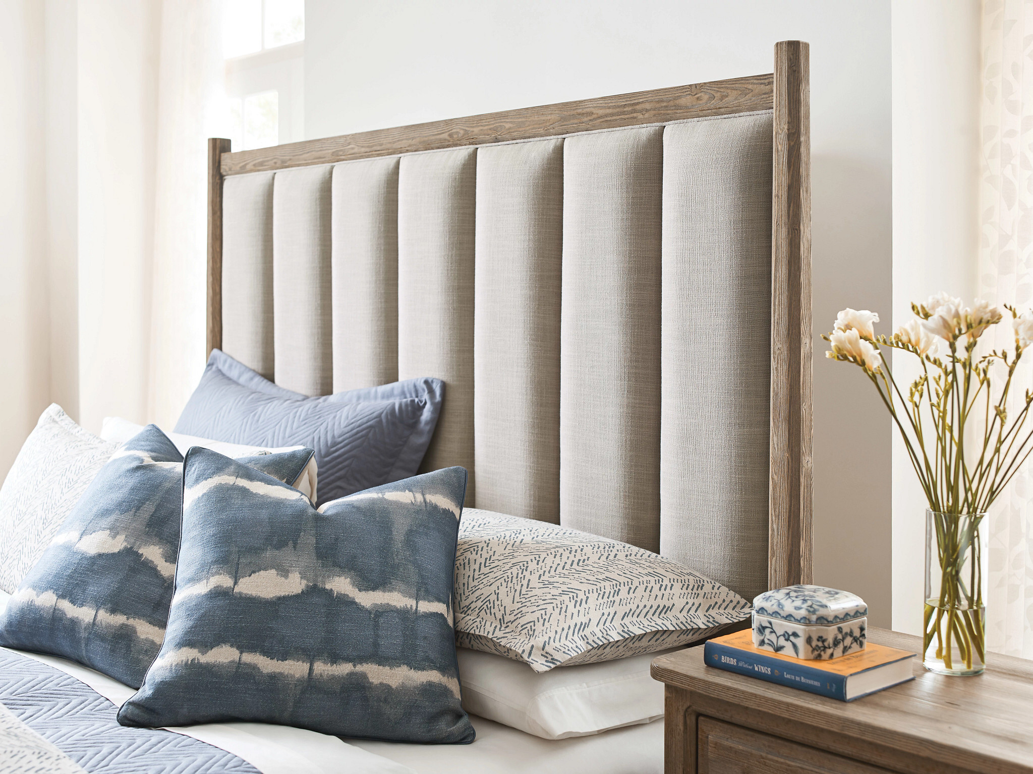 OAKMONT QUEEN UPH PANEL BED COMPLETE